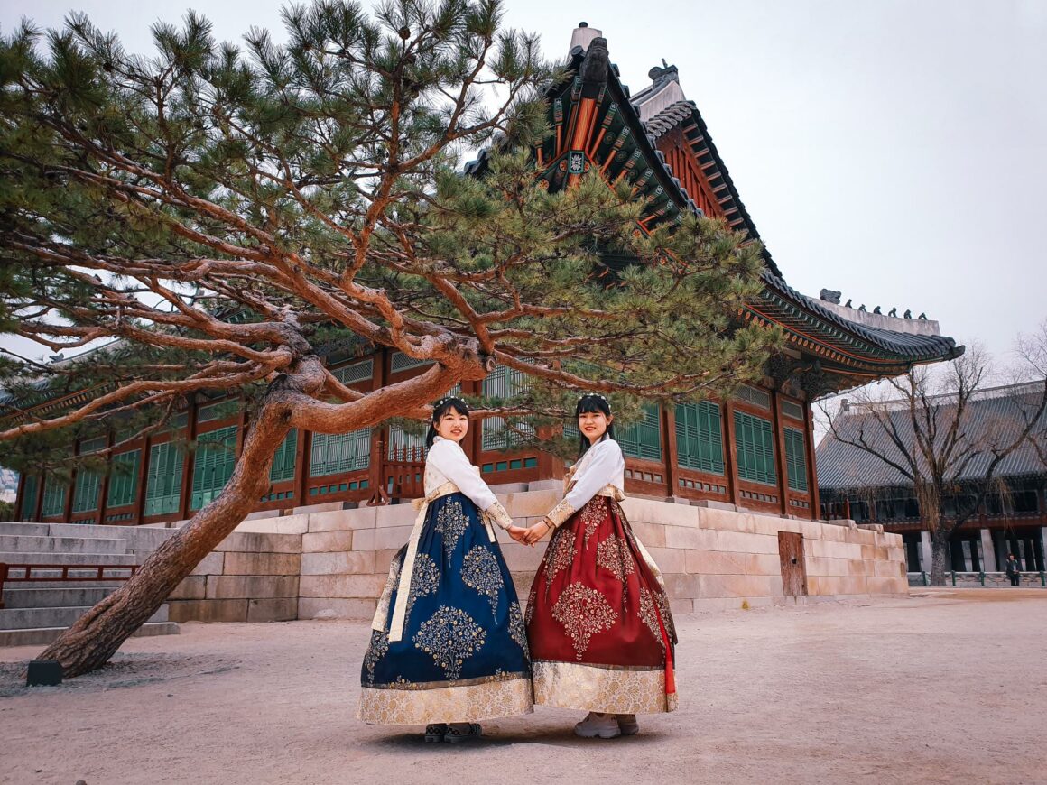 Explore Seoul in a traditional Korean hanbok